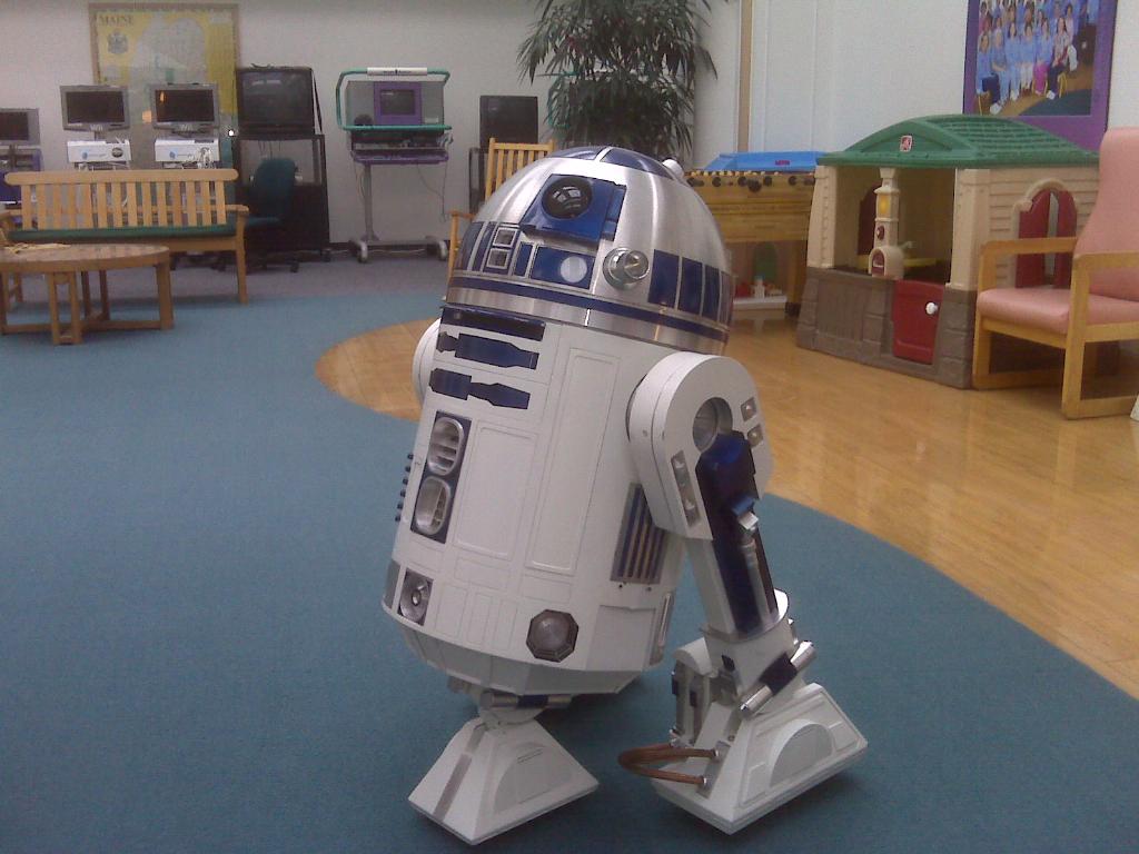 Paul's R2-D2 Project: R2 makes his big debut on the EMMC Pediatrics Floor