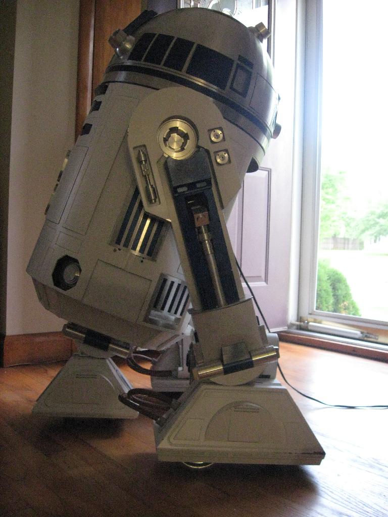 Paul's R2-D2 Project: Re-adjusted the Center Foot height and setup