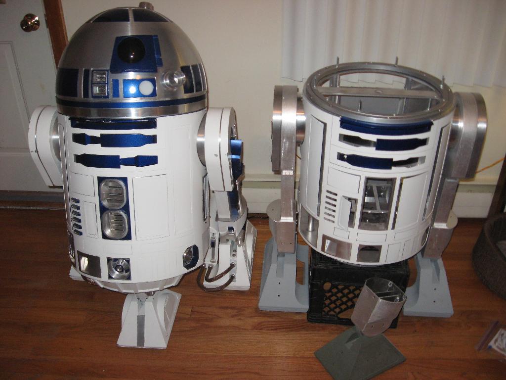 Paul's Second R2-D2 Build: Test fitting the skins, legs...and then ...