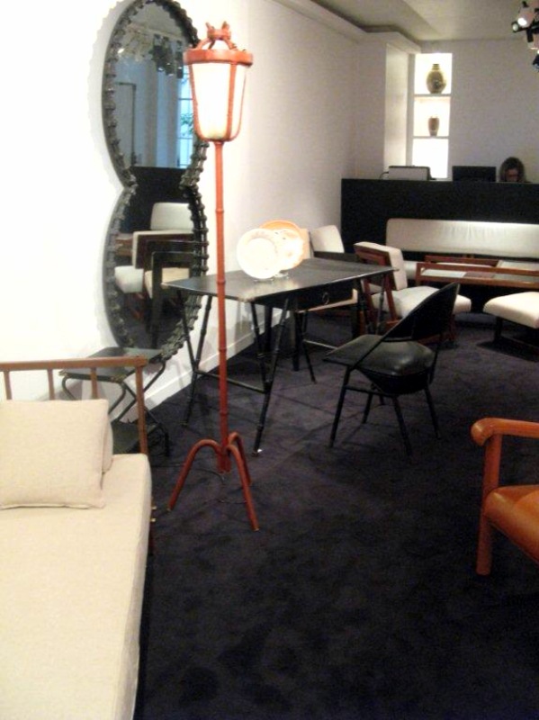 Galerie Forêt Verte: Fauteuil et mobilier de Jacques ADNET