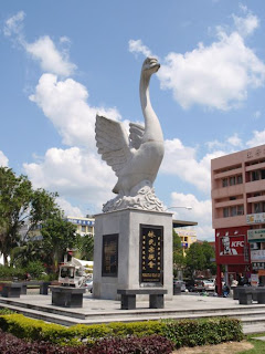 Borneotip: Swan Statues at Sibu