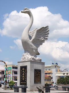 Borneotip: Swan Statues at Sibu