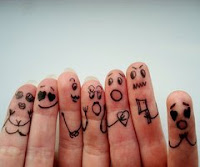 les gens chic: finger faces