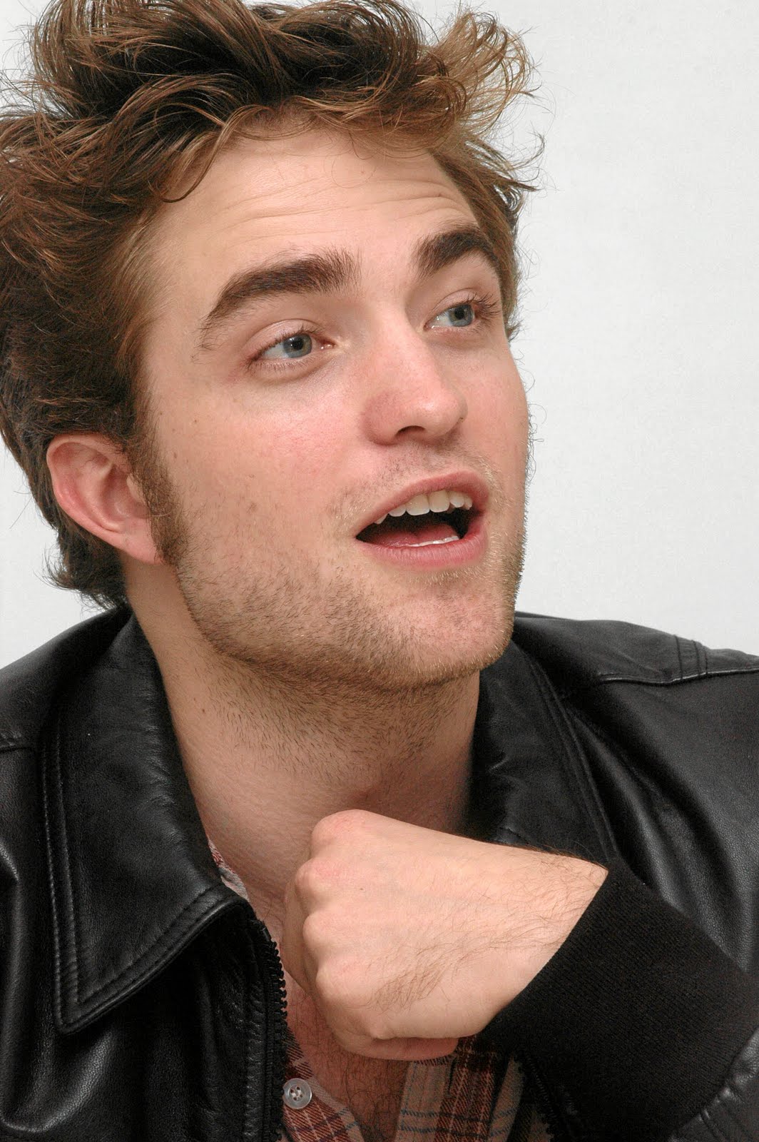Robert Pattinson News: Robert Pattinson At 'New Moon' Press Conference ...