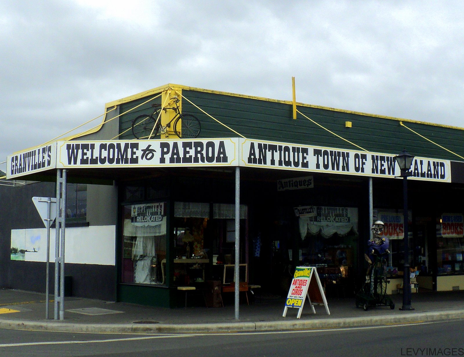 The Flying Tortoise: Postcard From Paeroa...