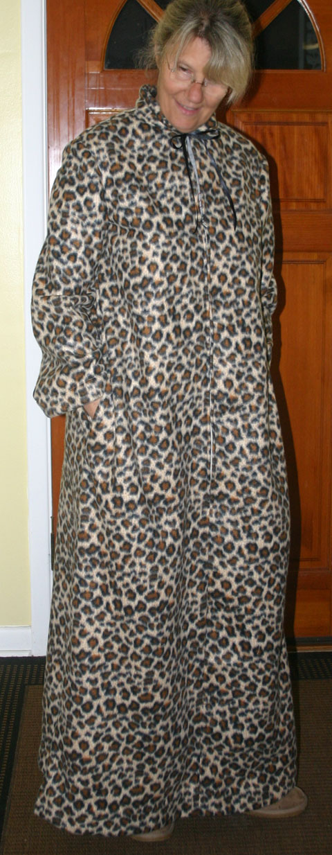 A Summer Gypsy Sews: Simplicity 9513 lengthened into a long cozy ...