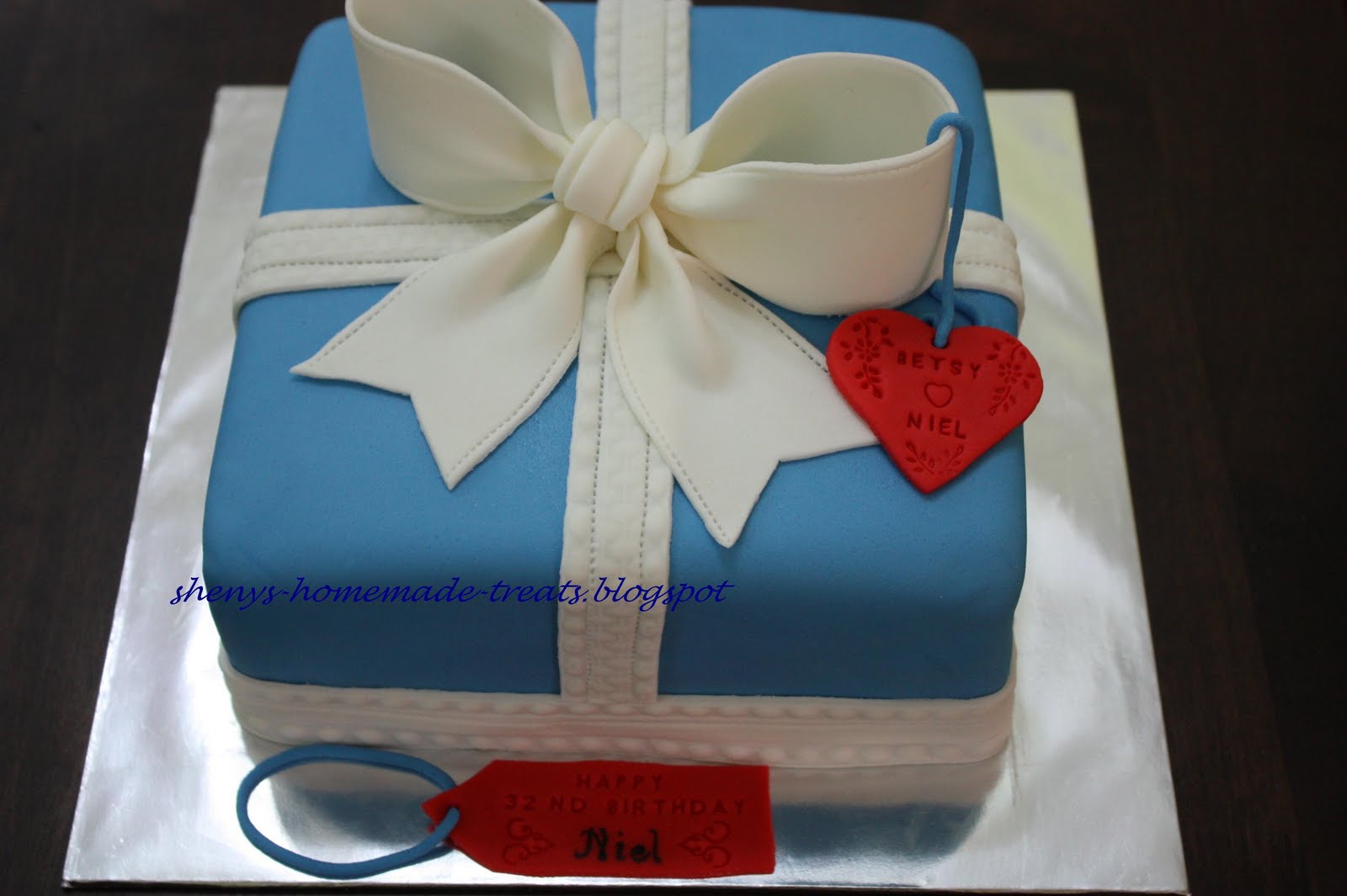 Sheny's Homemade Treats: Present Cake