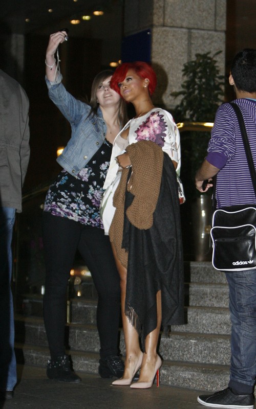 Wallpaper World: Rihanna Out Greeting Fans in London Photos