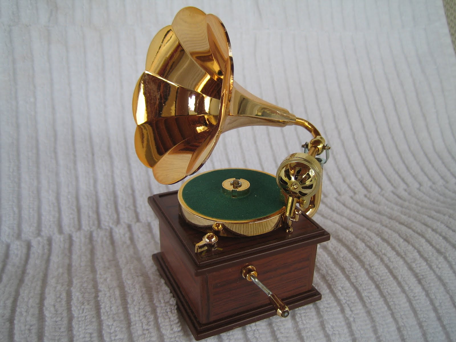 Miniature Old Fashioned Victrola