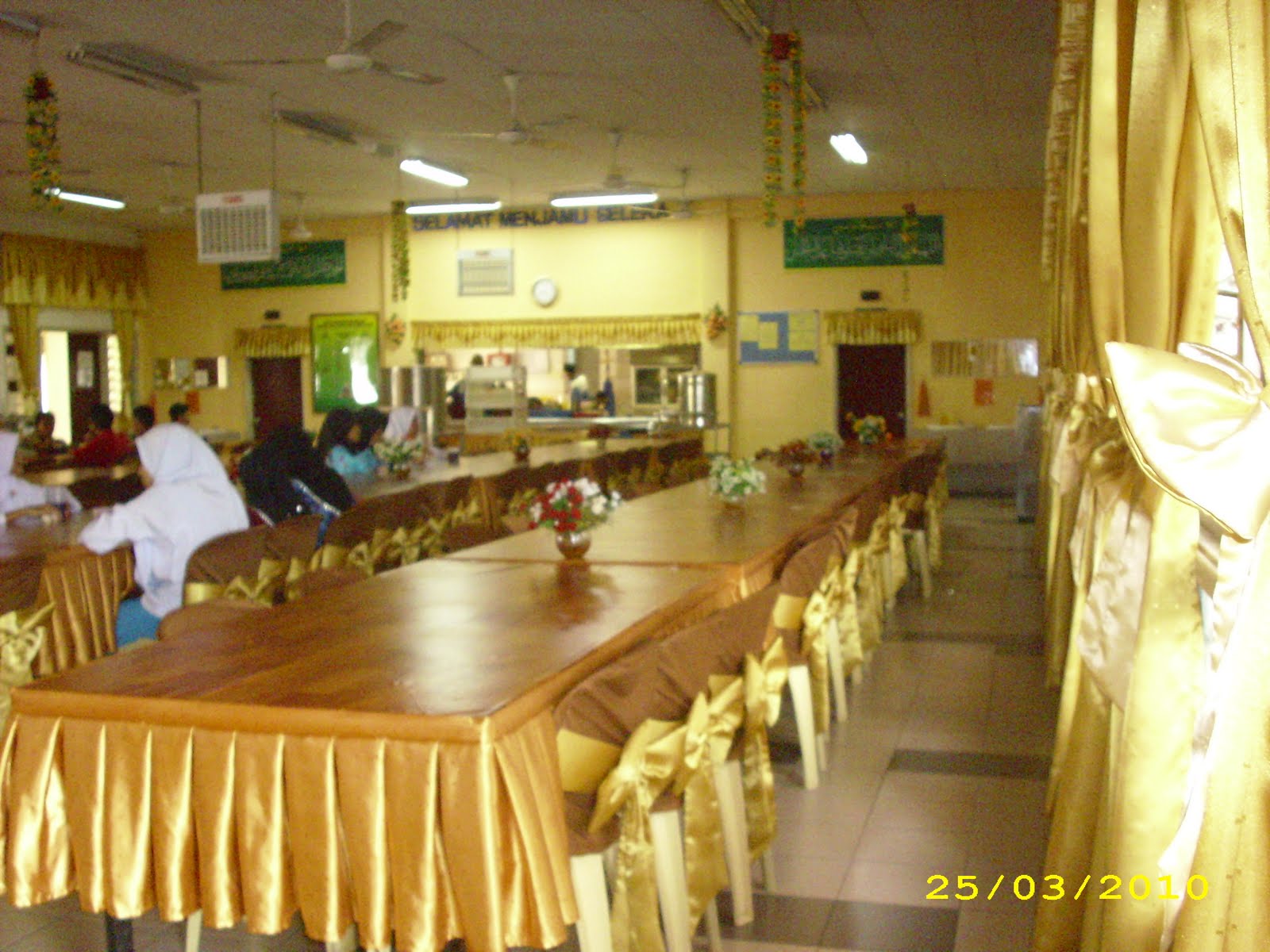 hiasan dewan makan asrama - Deirdre Davies