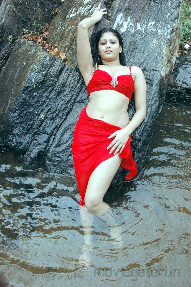 Actress Amruthavalli Hot Wet Stills, Amrutha Valli Hot Photo Gallery ~ Cinindya