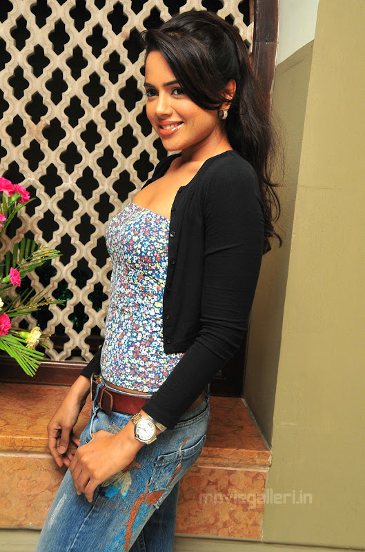 Hot Picsz: Sameera Reddy New Hot Photos Sameera Reddy New Pictures Stills