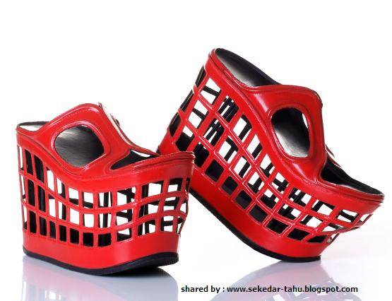 Sepatu hak tinggi dengan bentuk yang unik | Sekedar Tahu