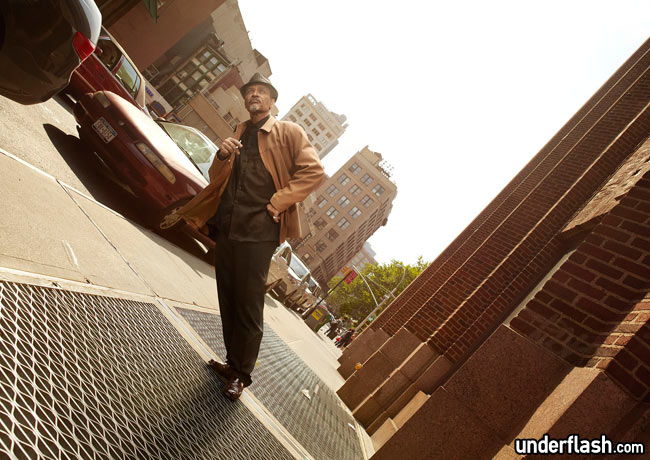 Excessivo: Fotos de pessoas inclinadas em uma rua - design