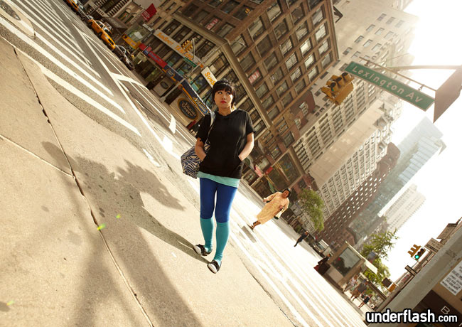 Excessivo: Fotos de pessoas inclinadas em uma rua - design