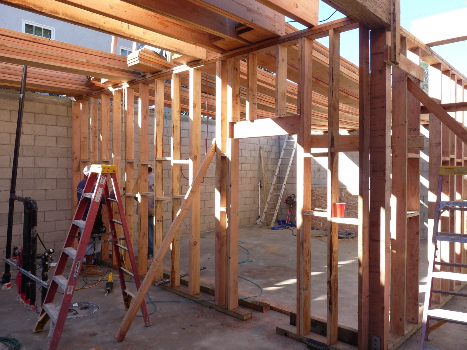 The first wall is up! Áll az első fal!