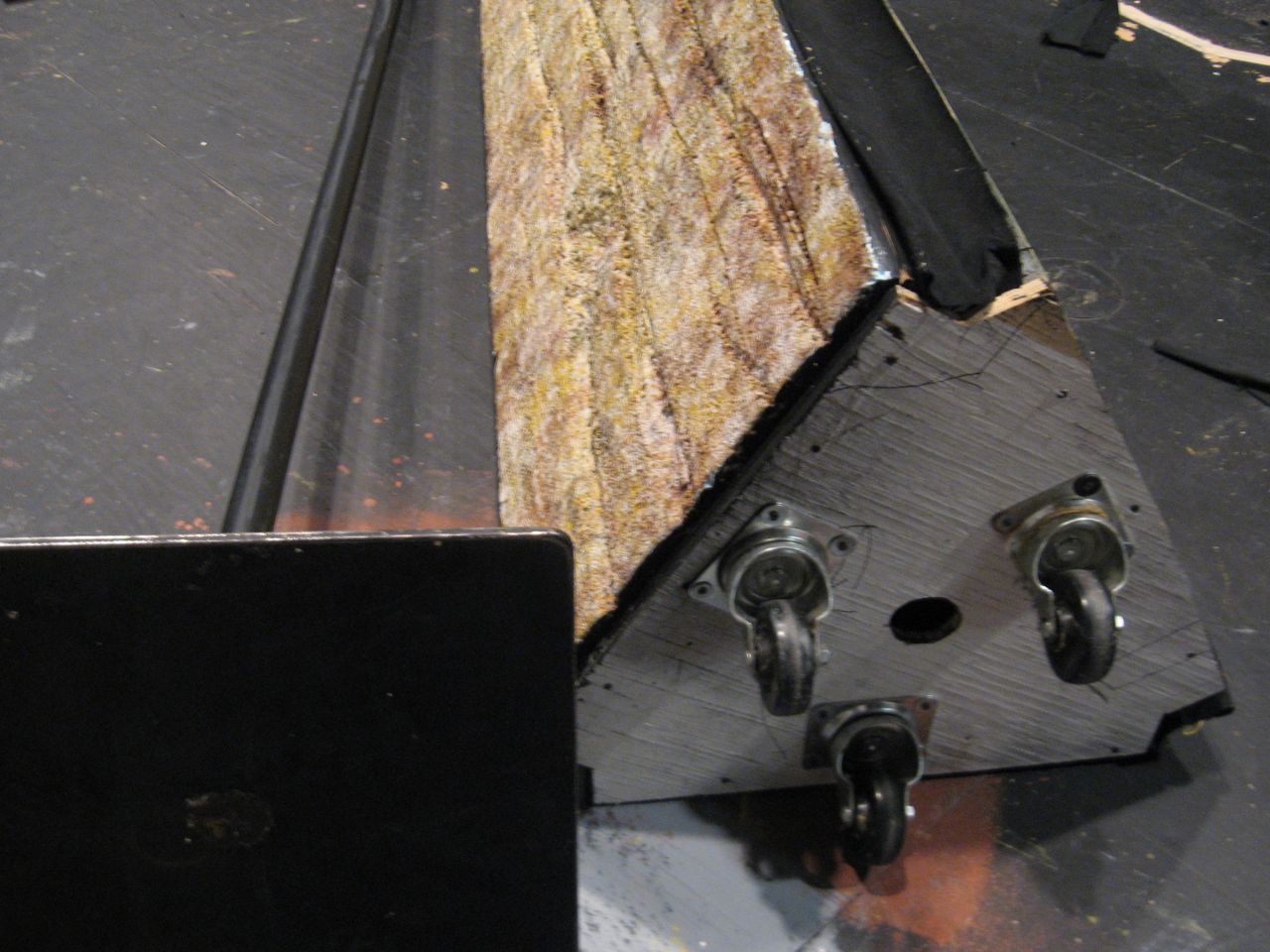 "Shabby Tech": Periaktoi that revolve on Lighting Booms!