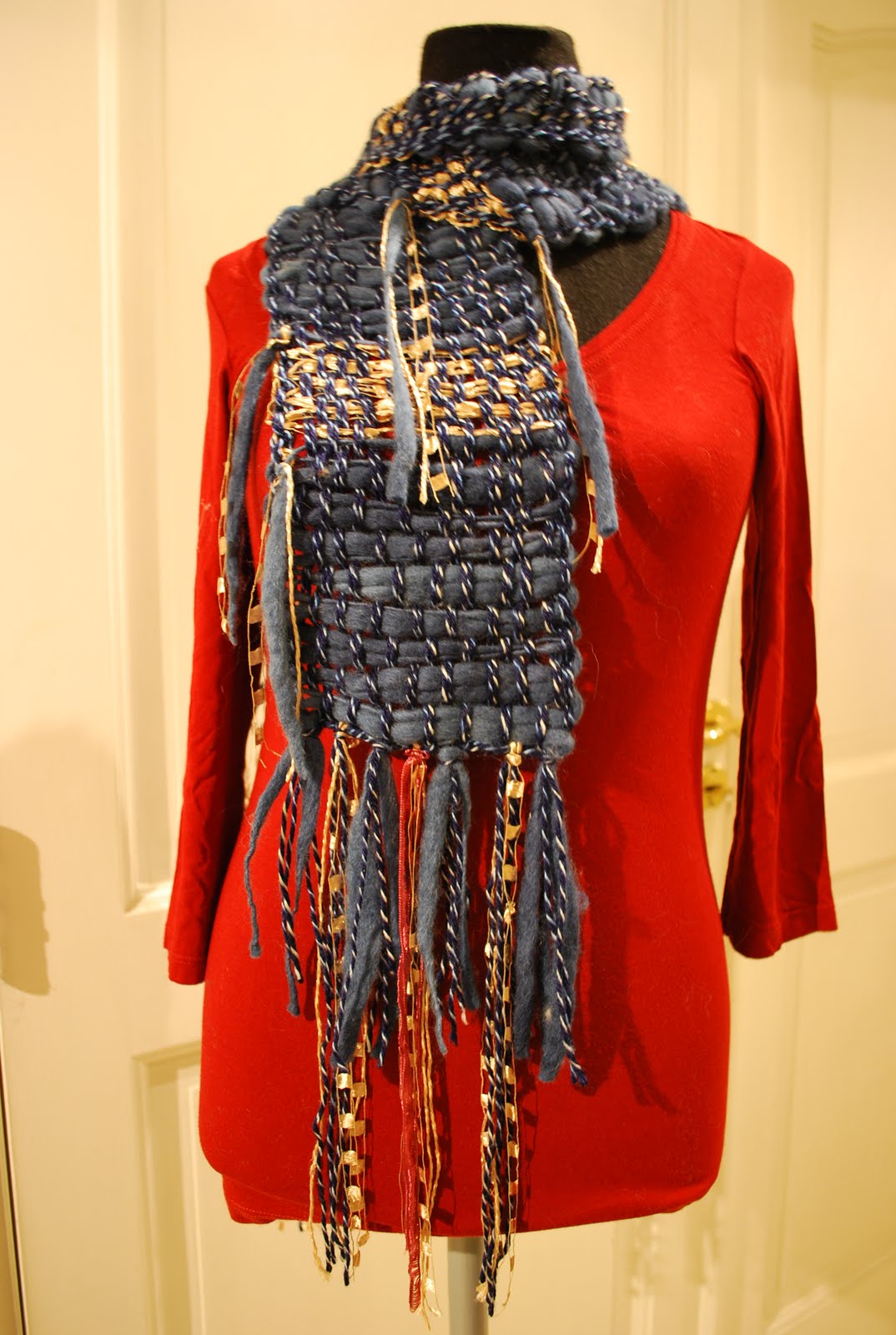 BUFANDA TELAR AZUL CON CINTA DORADA / LOOM WEAVED BLUE AND GOLD RIBBON ...
