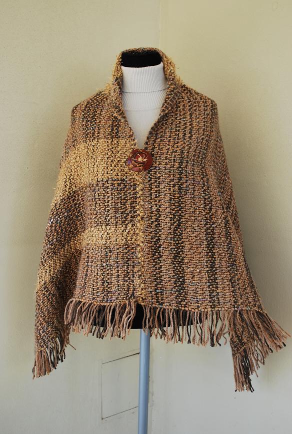RUANA - PONCHO TELAR DE PEINE EN DORADO Y MARRON / UNIQUE GOLD AND ...