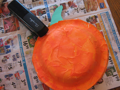 Almost Unschoolers: Paper Plate Pumpkin Shaker Craft