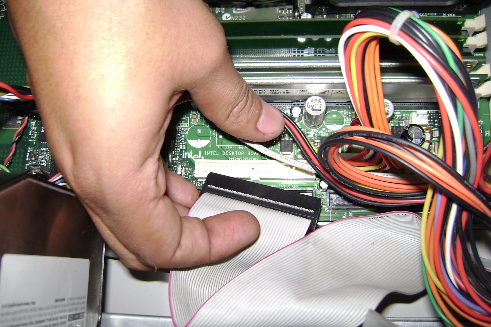 ARMADO Y DESARMADO DE UNA PC: DESARMADO y ARMADO DE UNA COMPUTADORA (PC)