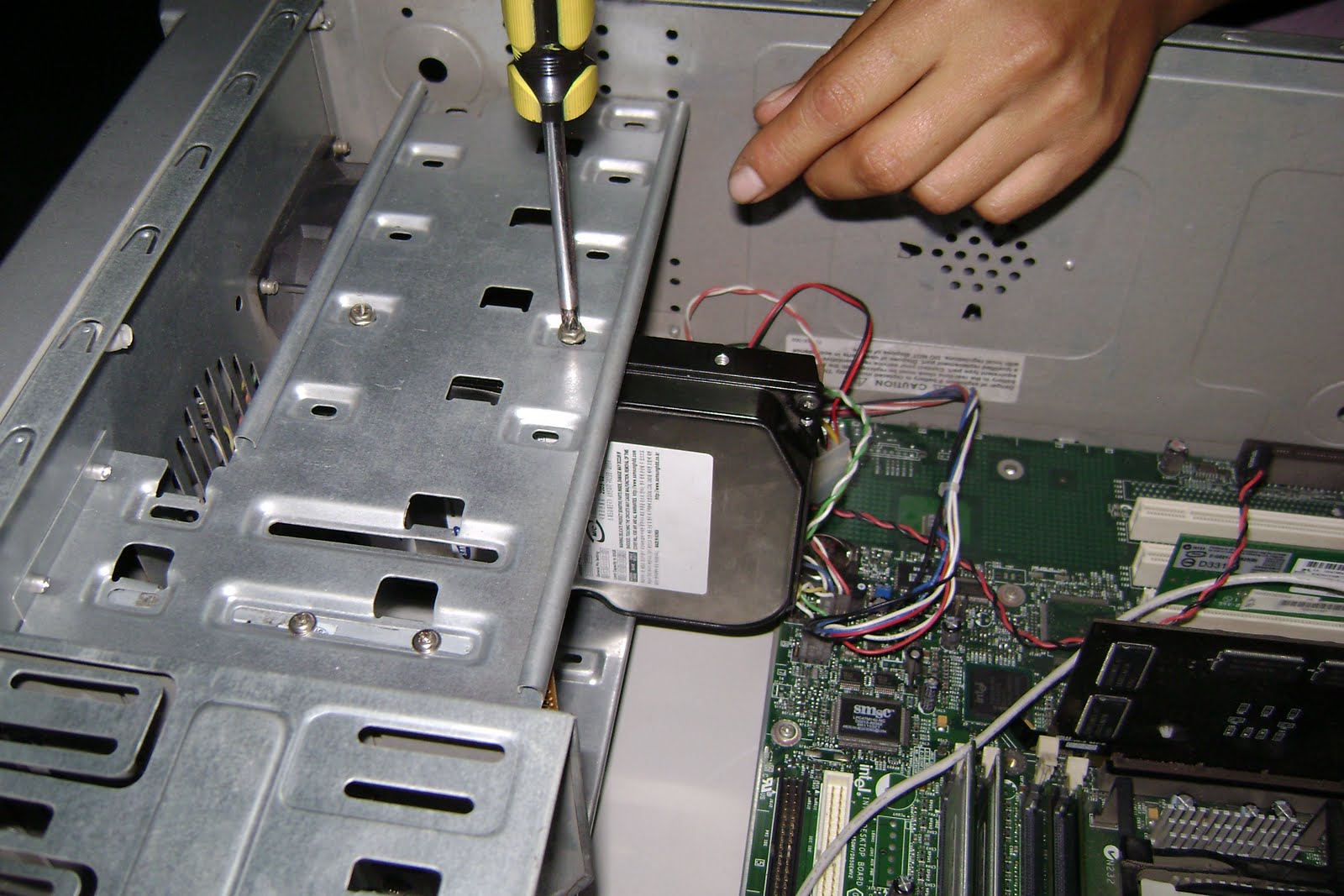 ARMADO Y DESARMADO DE UNA PC: DESARMADO y ARMADO DE UNA COMPUTADORA (PC)