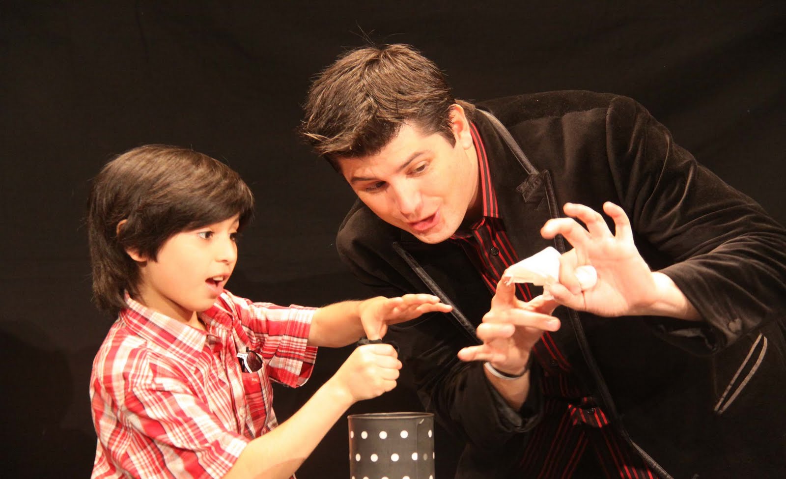 dfhd: El Mago George vuelve para presentar su exitoso espectaculo.