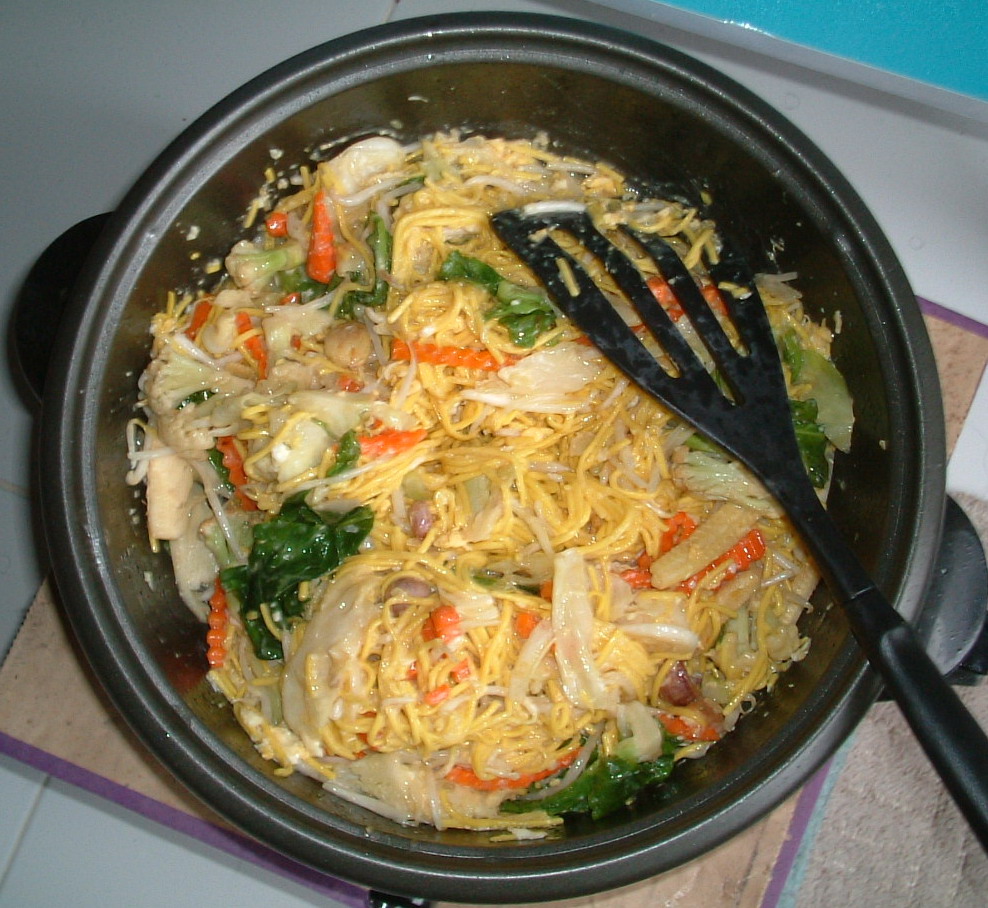 Noodles RoAd: Homemade...Yellow Noodles Pad Phak