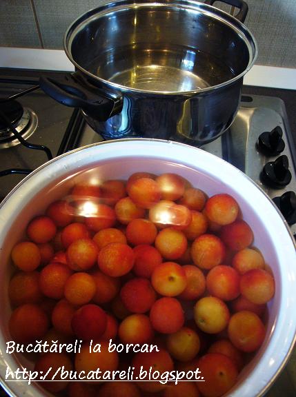 Bucătăreli la borcan: Corcodușe roșii pentru zile albe