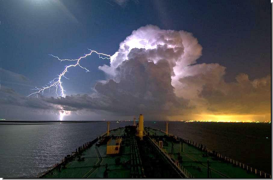 AMAZING STRIKING PICTURES.... ALL OF THEM!: Thunderstorms