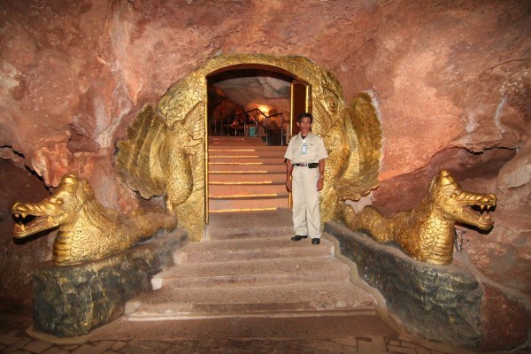 Visit Indonesia: Goa Istana Maharani