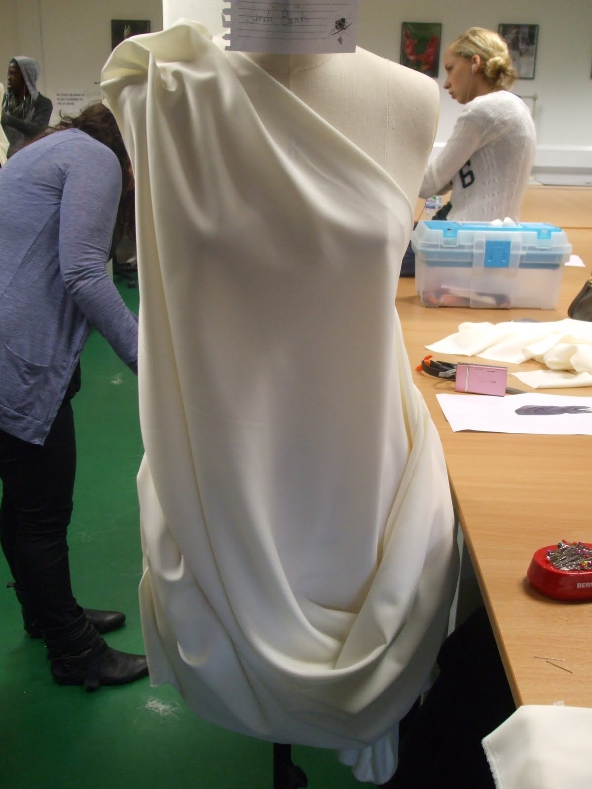 Sarah's FdA Fashion Blog: Draping on the stand.