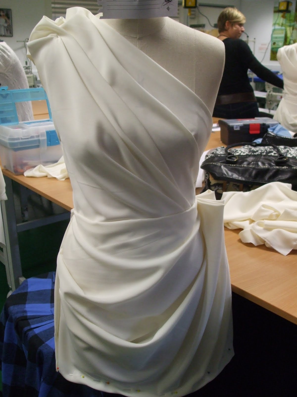 Sarah's FdA Fashion Blog: Draping on the stand.