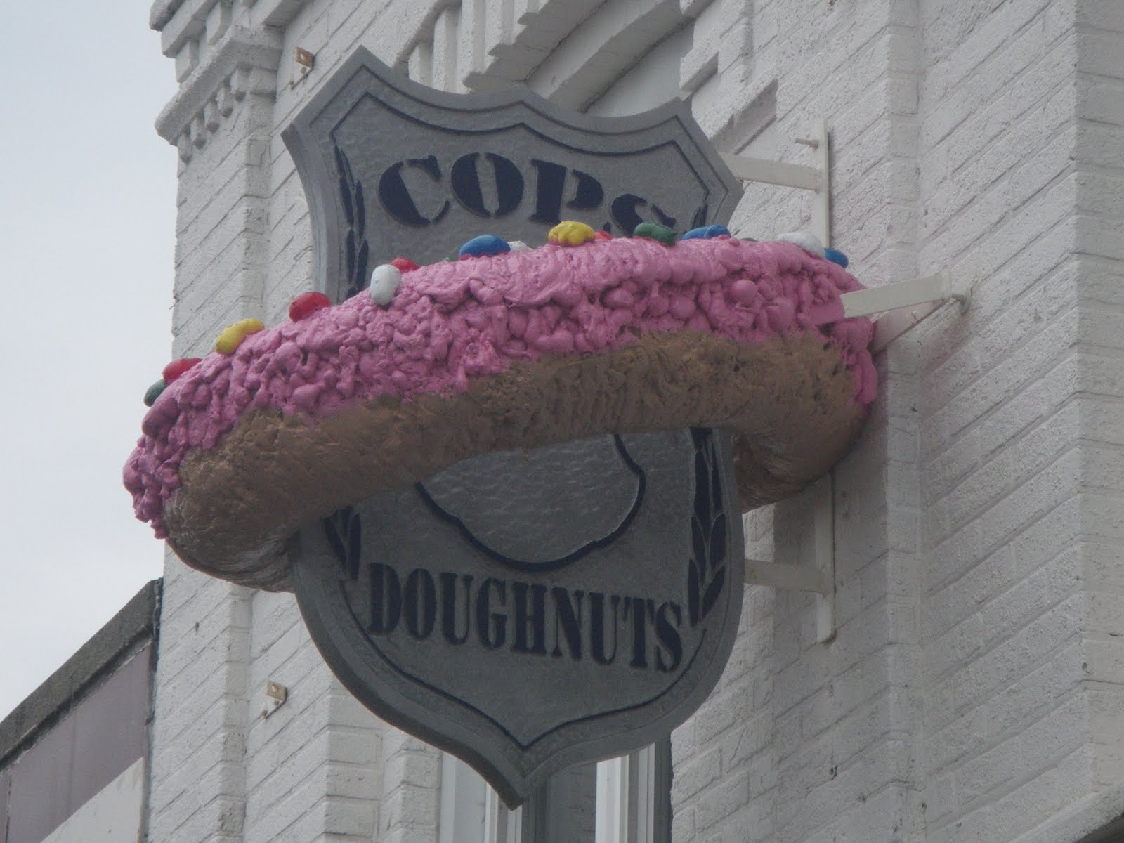 KEITHACCINO'S DAILY DONUT: The Daily Donut Day 69- Cops & Doughnuts ...