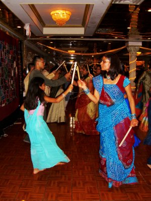 Garba/Raas: Traditional Indian Dance: RAAS: What is it?!