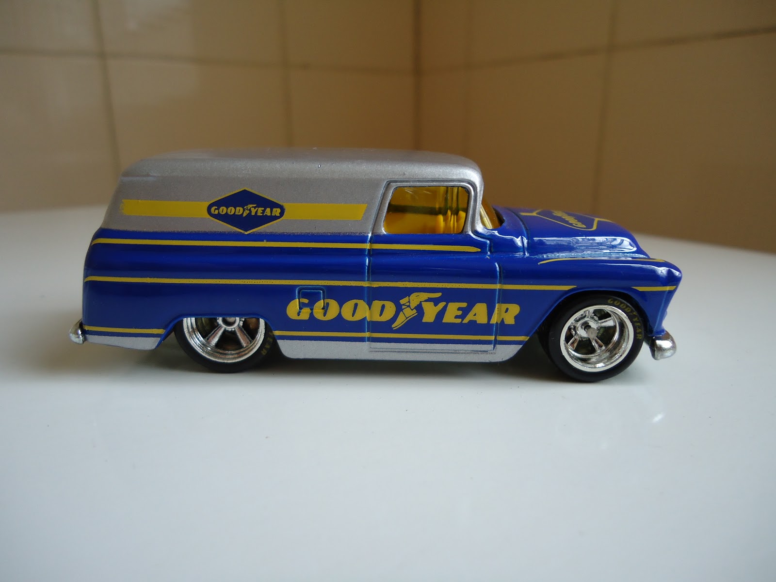 REDBEARD: Hot Wheels - ´55 Chevy Panel - 2010 Delivery Series