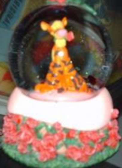 Disney Snowglobes Collectors Guide: Tigger with Roses snowglobe
