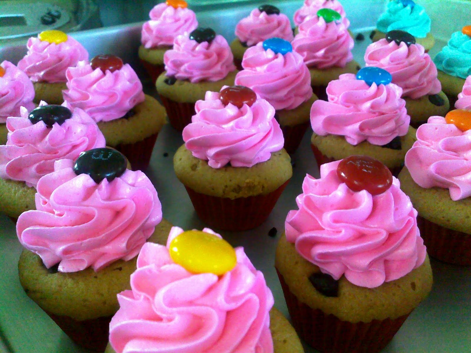 Zetty Bakery: Pink Cupcake with M&M topping