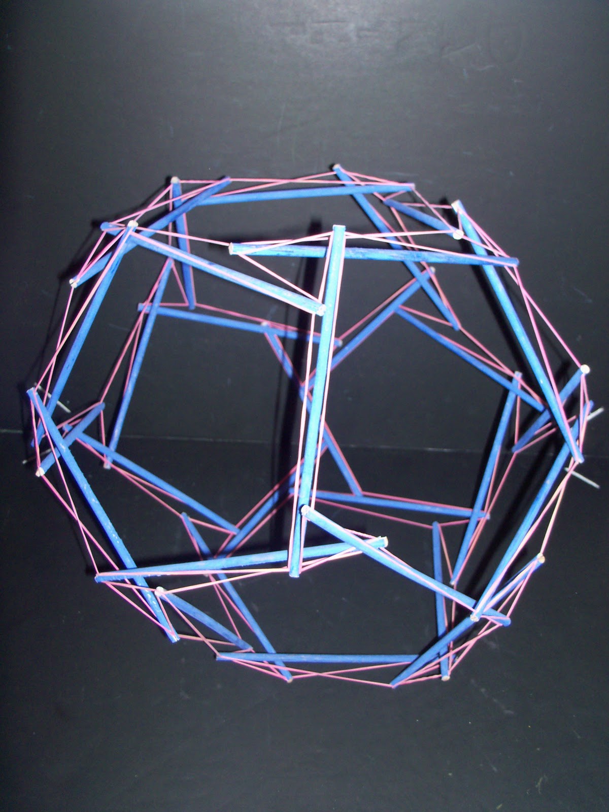 Daniel Vidales: TENSEGRITY