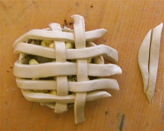 doodles and noodles: Miniature Apple Pie Tutorial