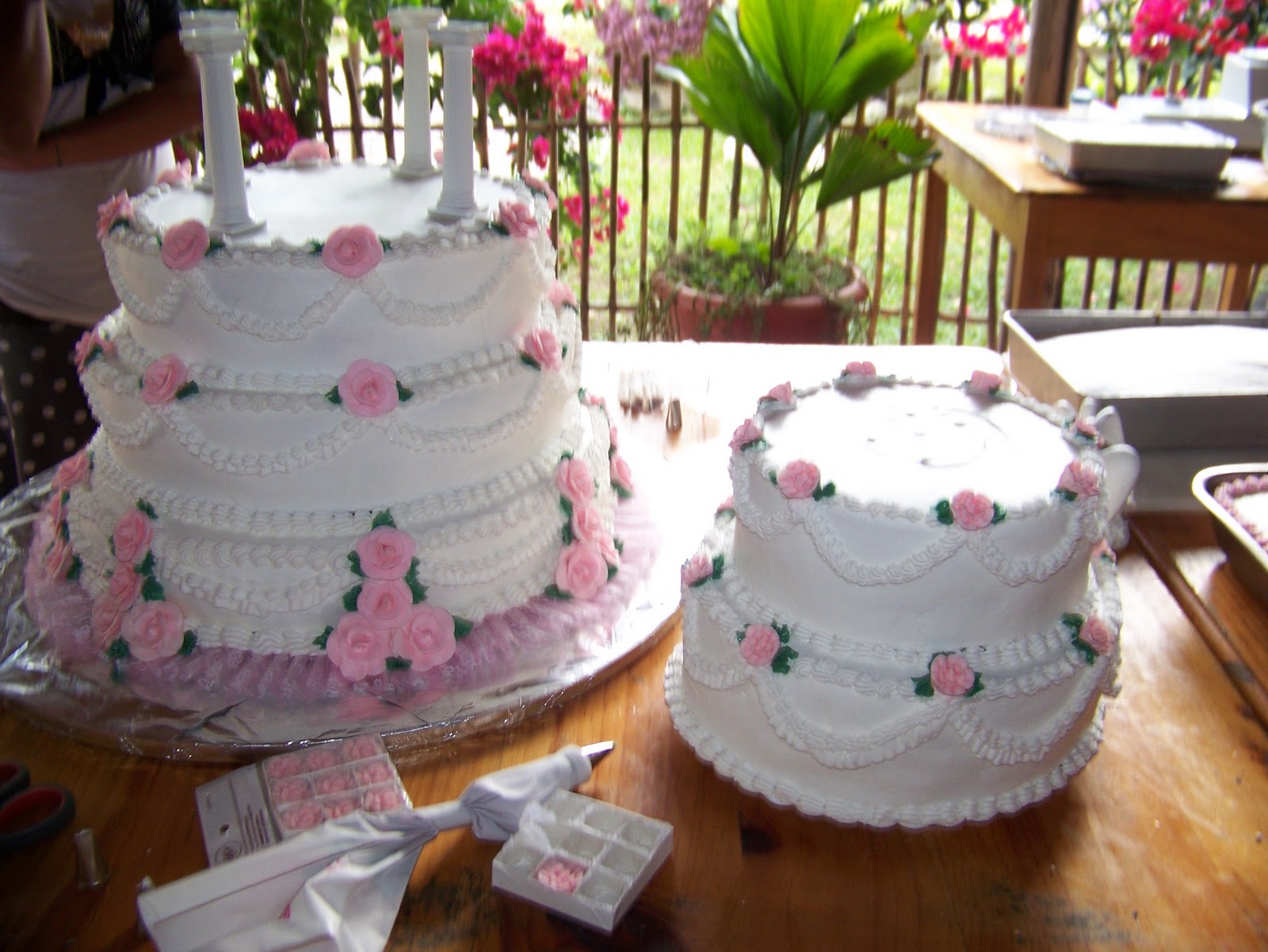 Life at the Llewellyns': Day #4 in Honduras -- the cake decorating!