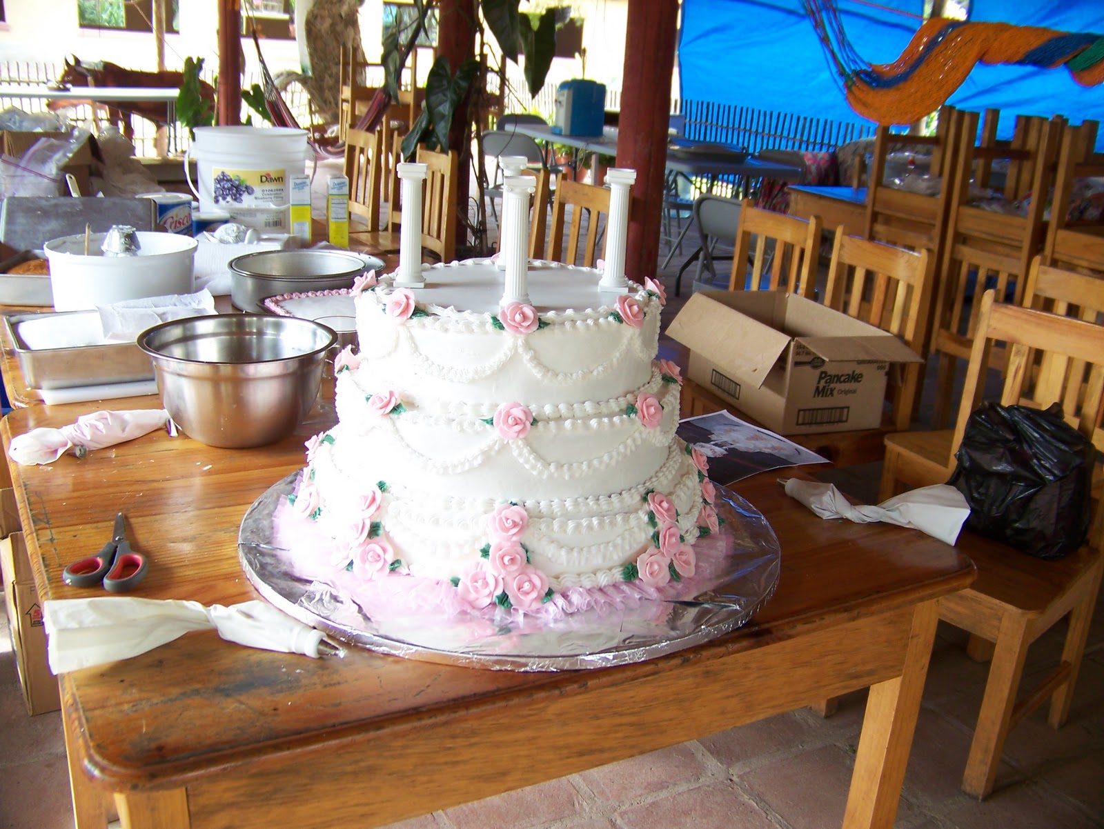 Life at the Llewellyns': Day #4 in Honduras -- the cake decorating!