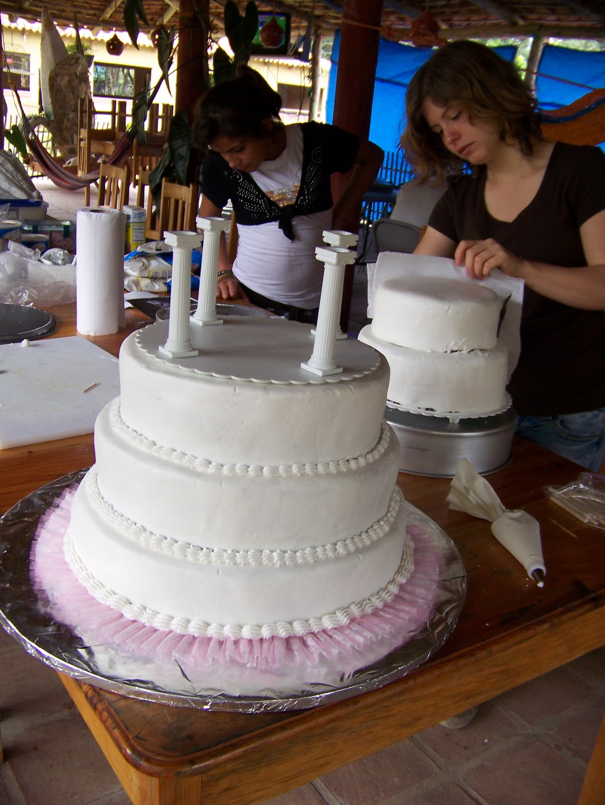 Life at the Llewellyns': Day #4 in Honduras -- the cake decorating!