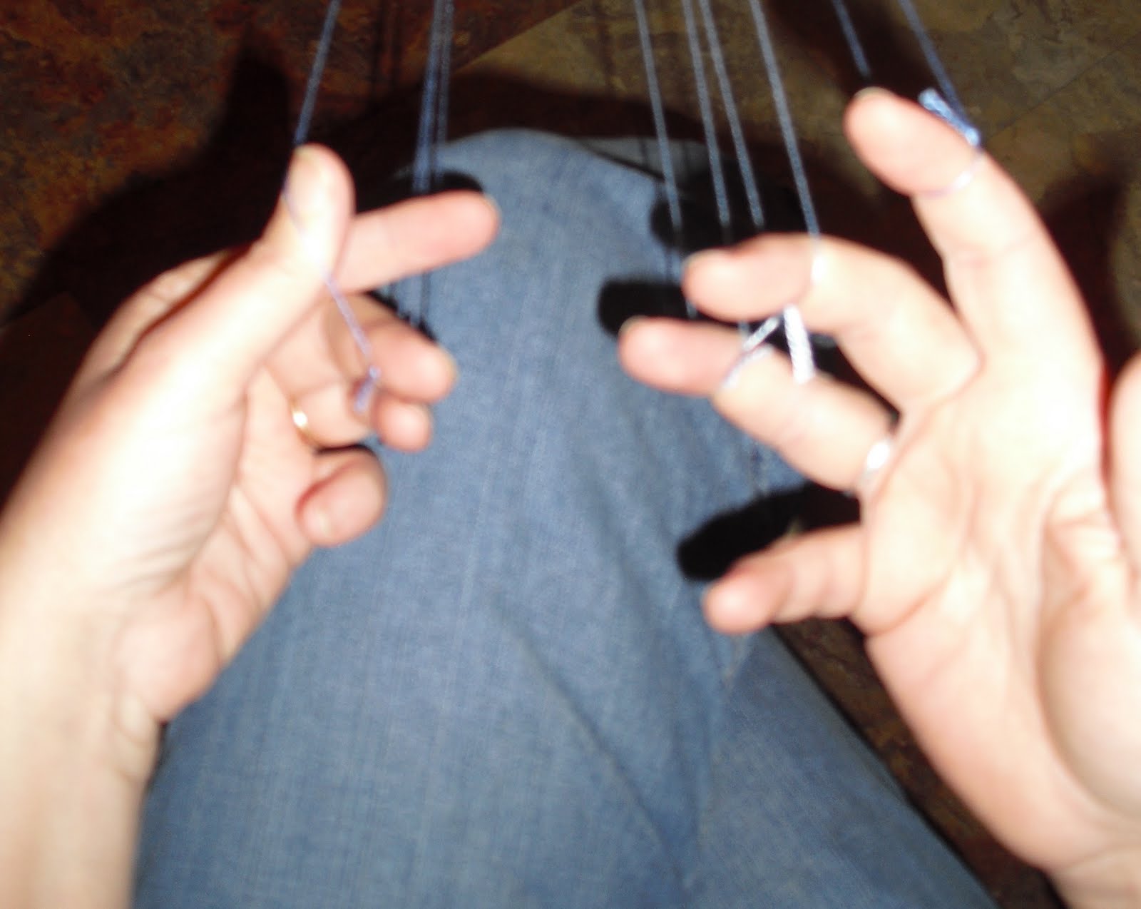 Tangible Daydreams: Tutorial: Basic finger loop braiding