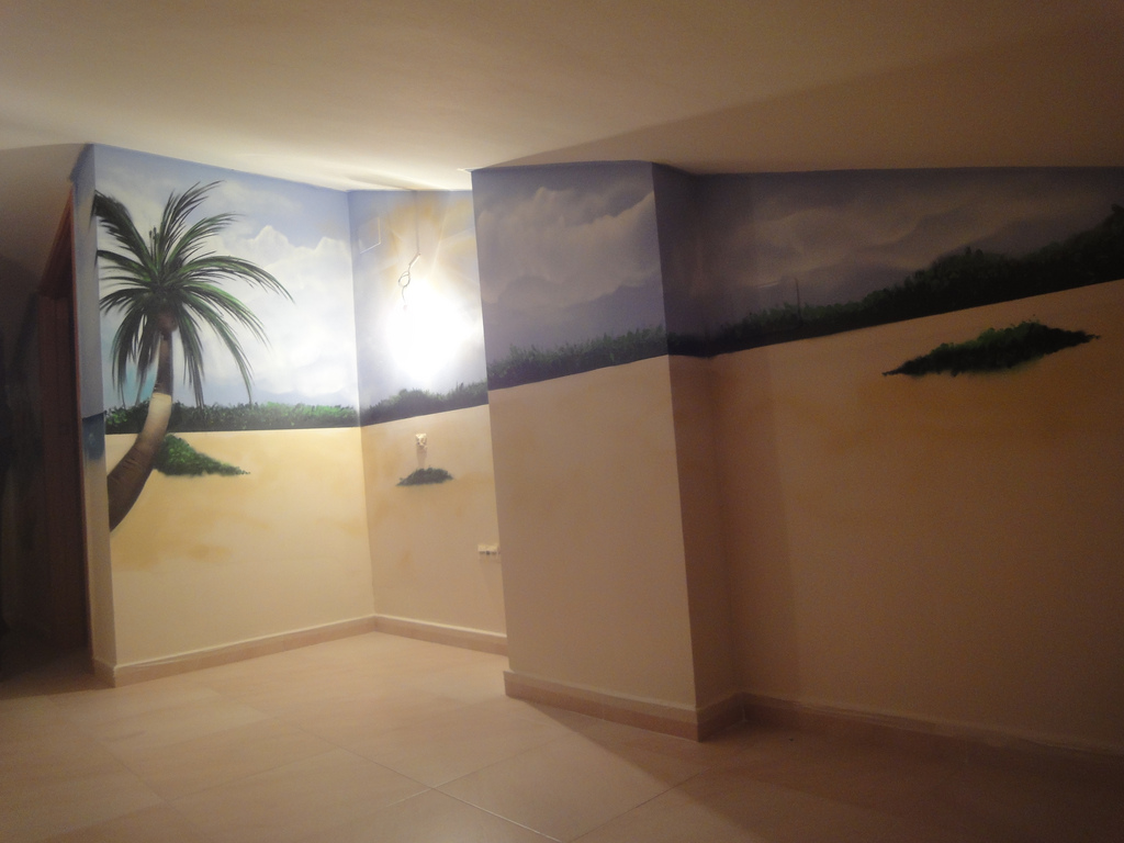 Mural de Goofy y Pato Donald en la playa