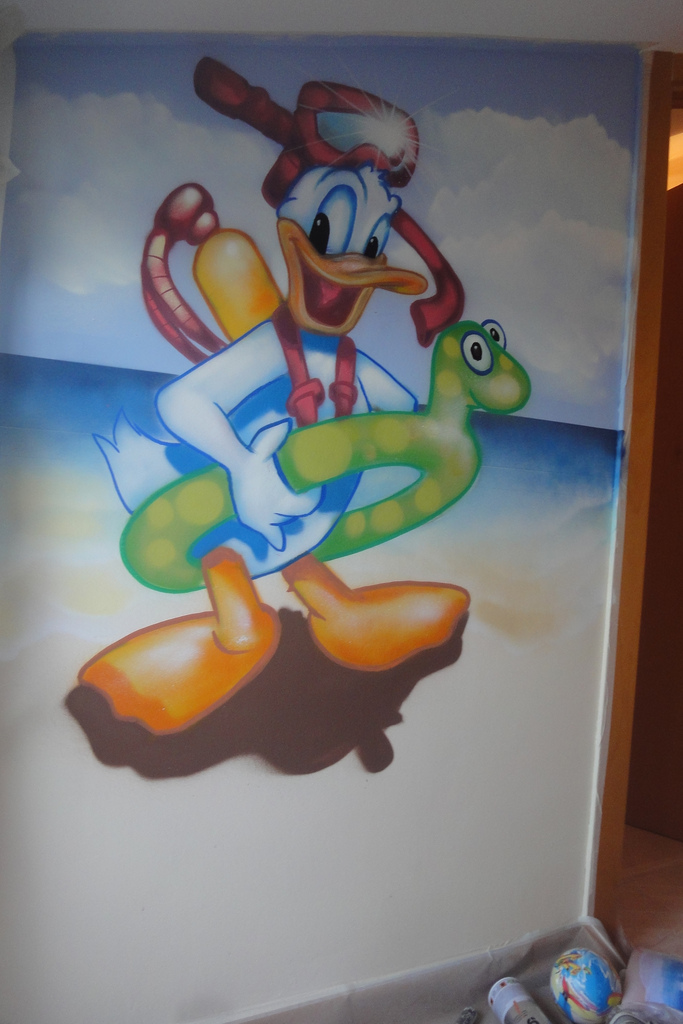 Mural de Goofy y Pato Donald en la playa