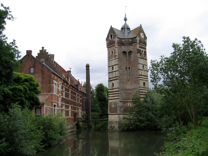 M U G G E N B E E T: Rotselaar op een kier