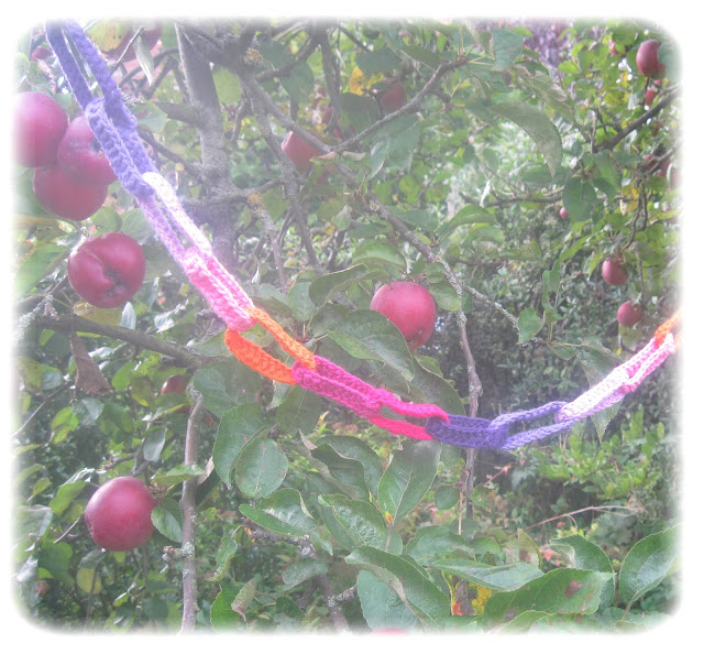 Brilleting: Hæklet jule-guirlande + Dollytøj!