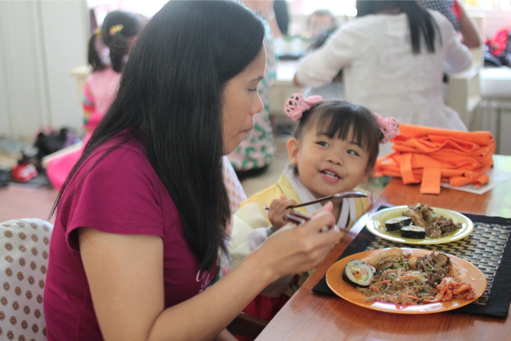 Crescent Moon Rice Cake Cooking Class for Filipino Families