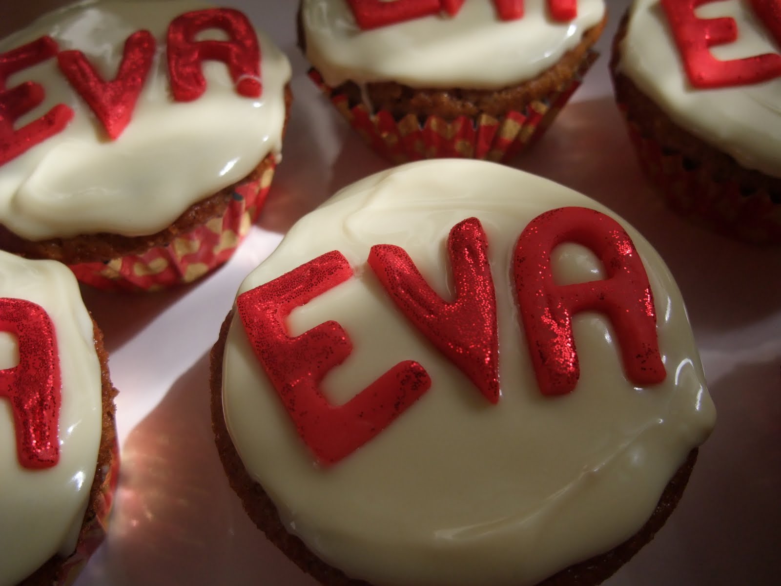 Alice the baker: Eva's birthday cakes